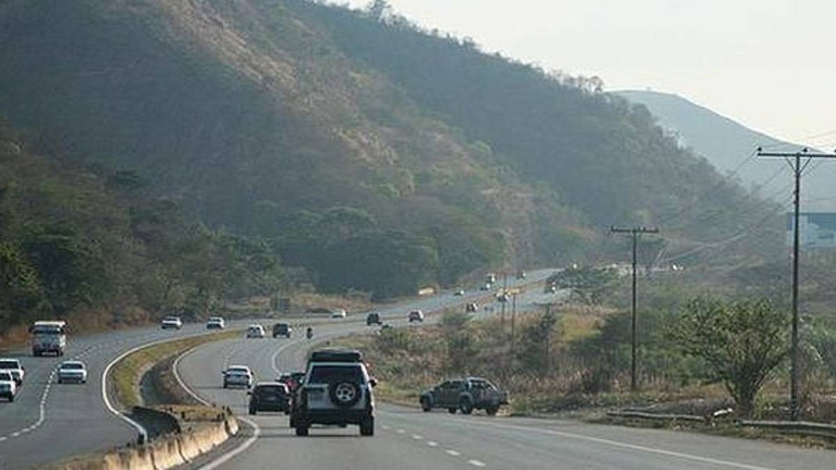 Reportan incendio en la autopista Valencia Puerto Cabello este #3Ene ...