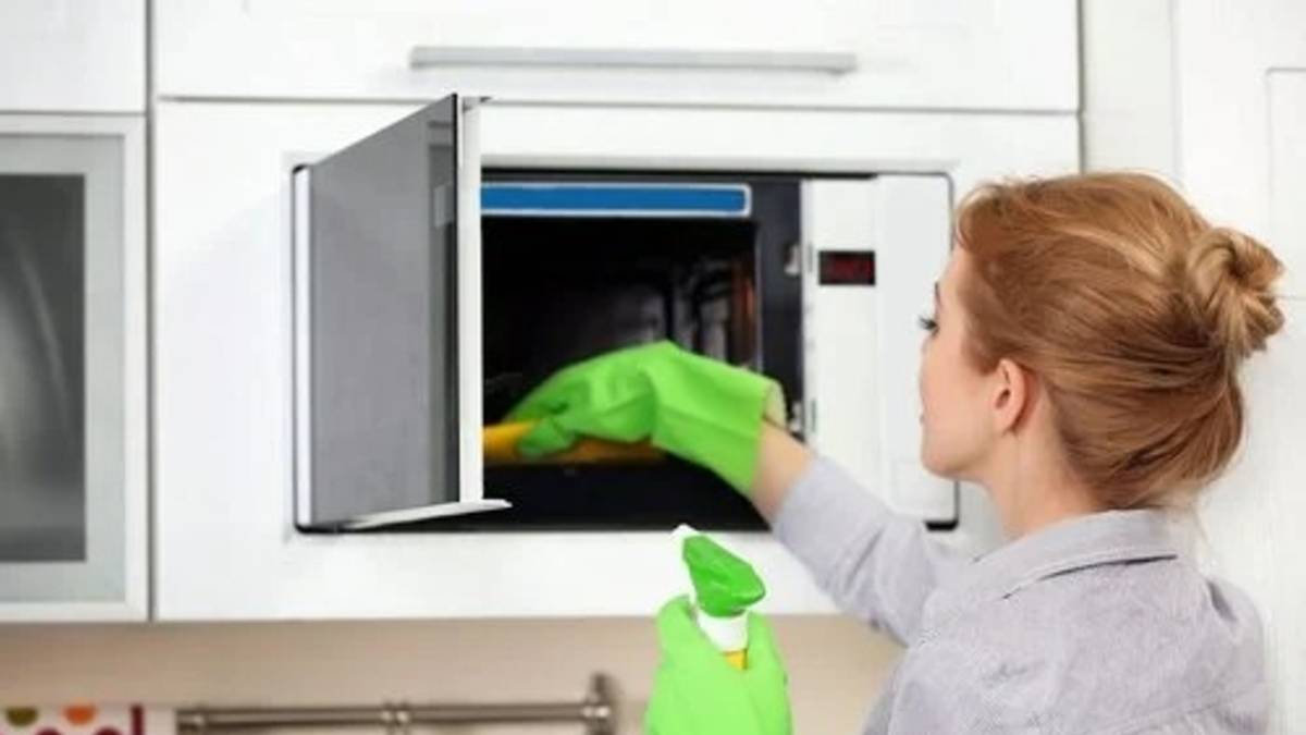 El sencillo truco para limpiar el microondas con dos ingredientes de cocina