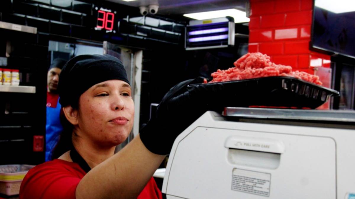 La gente resuelve almuerzos con carne molida y picadillo de pollo ...