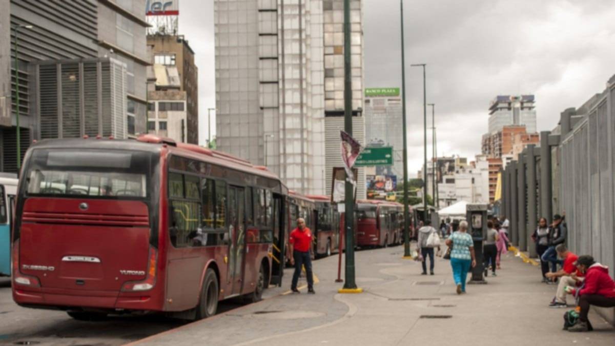 Construyen terminal terrestre en Plaza Venezuela: Más de 10 mil ...