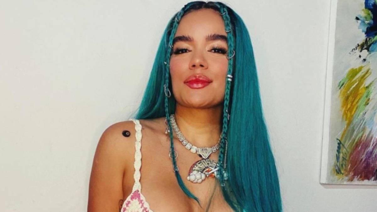 Karol G se despide de su melena azul con emotivo mensaje
