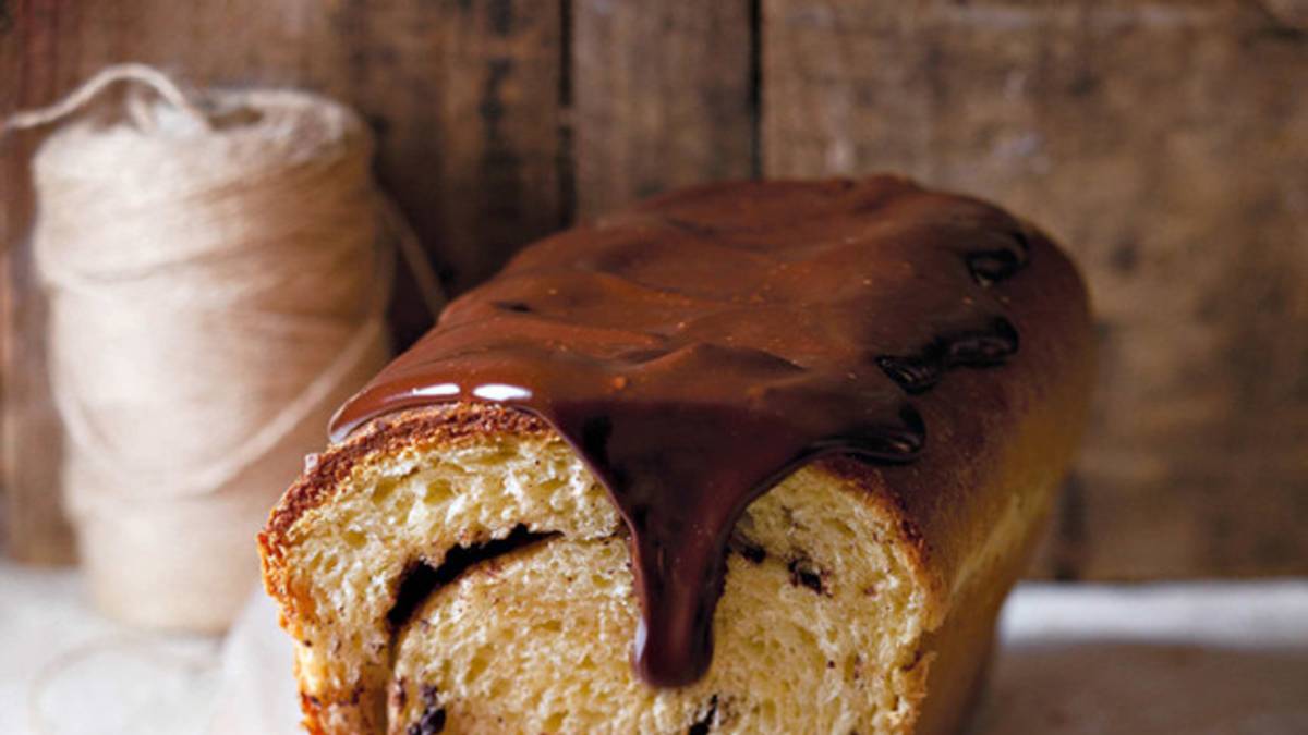 Torta marmoleada con cubierta de chocolate