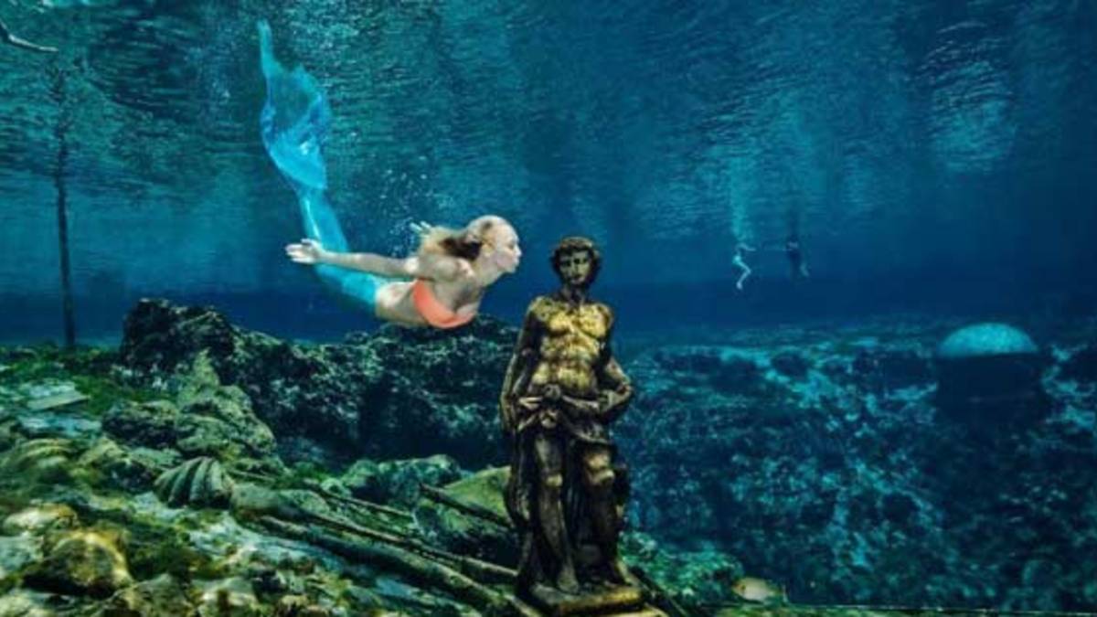 Vicki Smith, la "sirena" que ha pasado más de 60 años bajo el agua