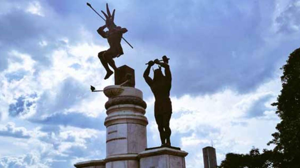 Develan estatua del Cacique Tiuna en el Paseo de la Resistencia ...