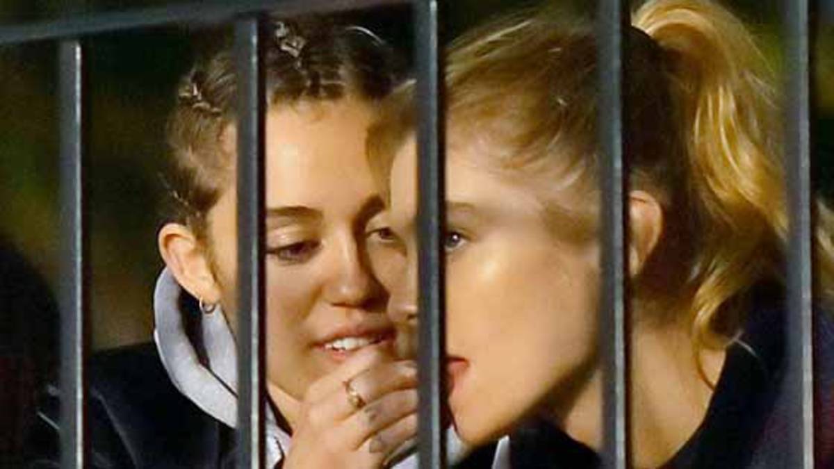 Miley Cyrus y Stella Maxwell demuestran su amor en Disneylandia