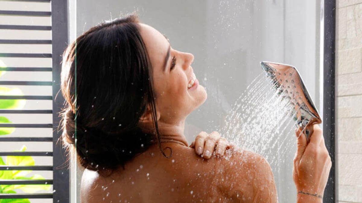 Así debe ser la ducha ideal para evitar daños, según la OMS