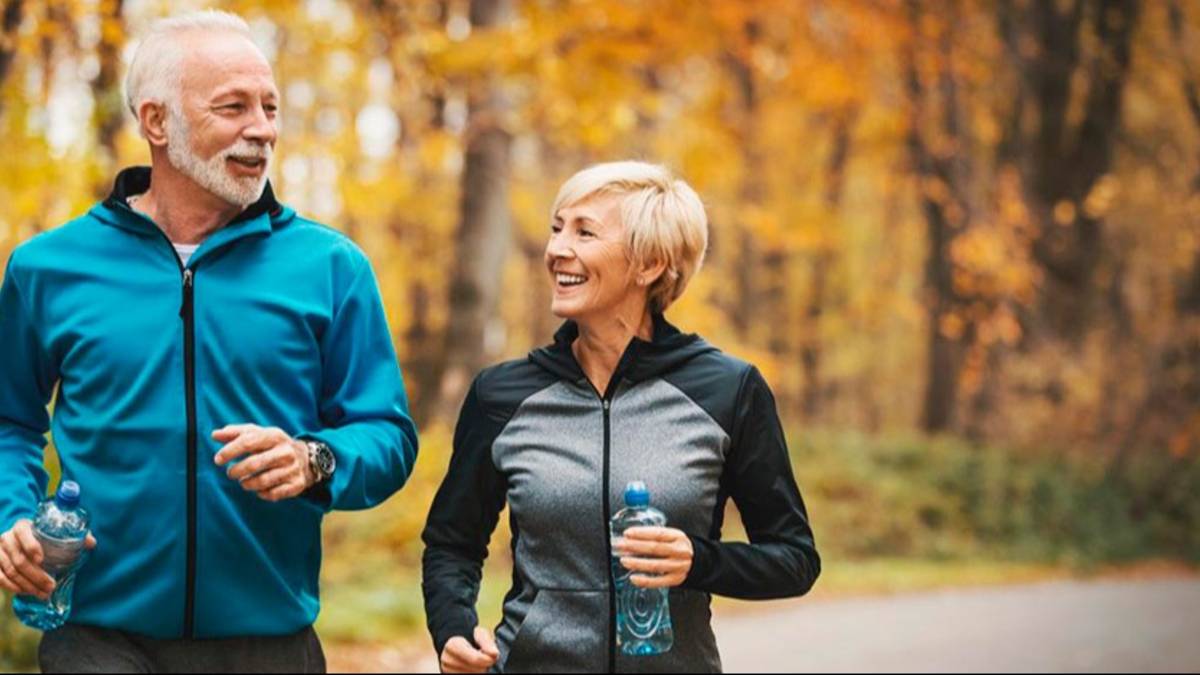 ¿Cuántos minutos al día deben caminar los mayores de 50? Esto dice la OMS