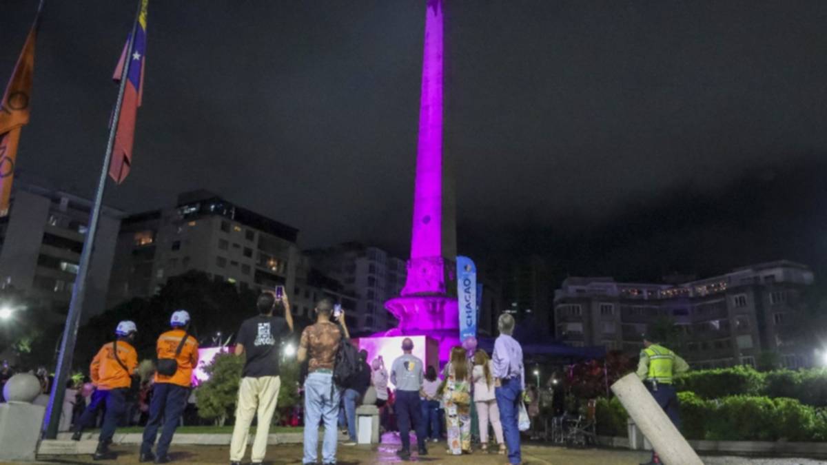 Chacao: obelisco se tiñe de rosa en una tradición que conmueve