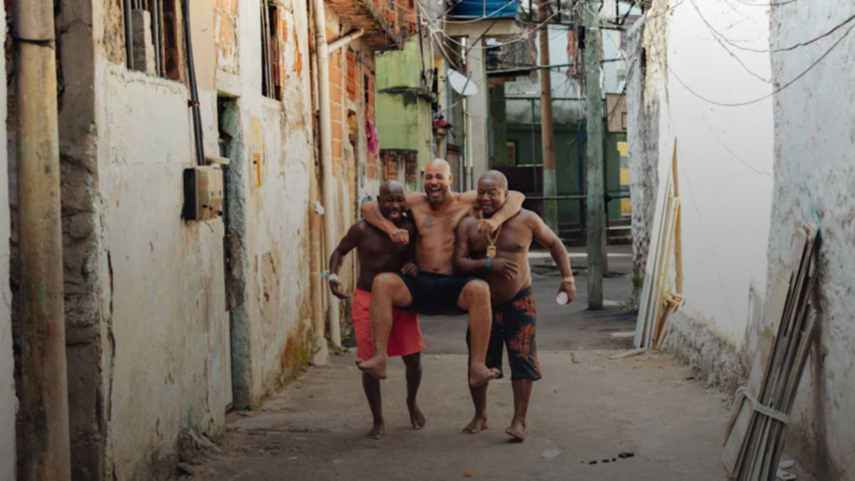 Adriano revela porqué prefiere vivir en una favela (+Carta)