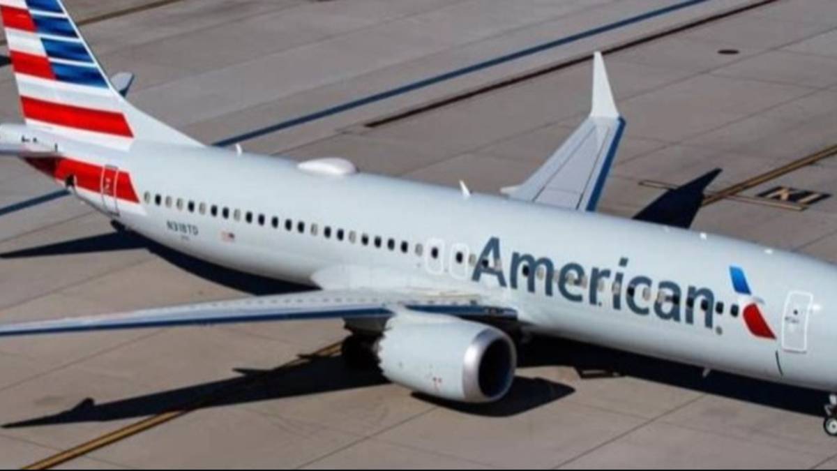 Motor de avión de American Airlines estalla en llamas en el aire