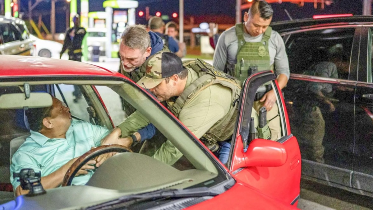 Cargo de "alien smuggling": el riesgo de llevar en tu carro a un ...